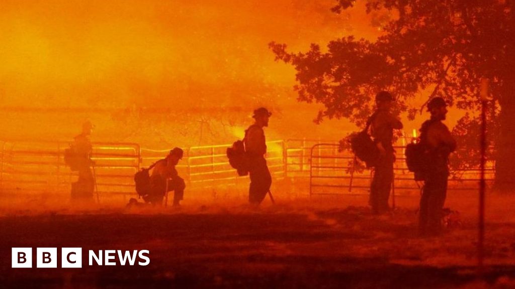 Huge wildfire forces evacuations in California - BBC News