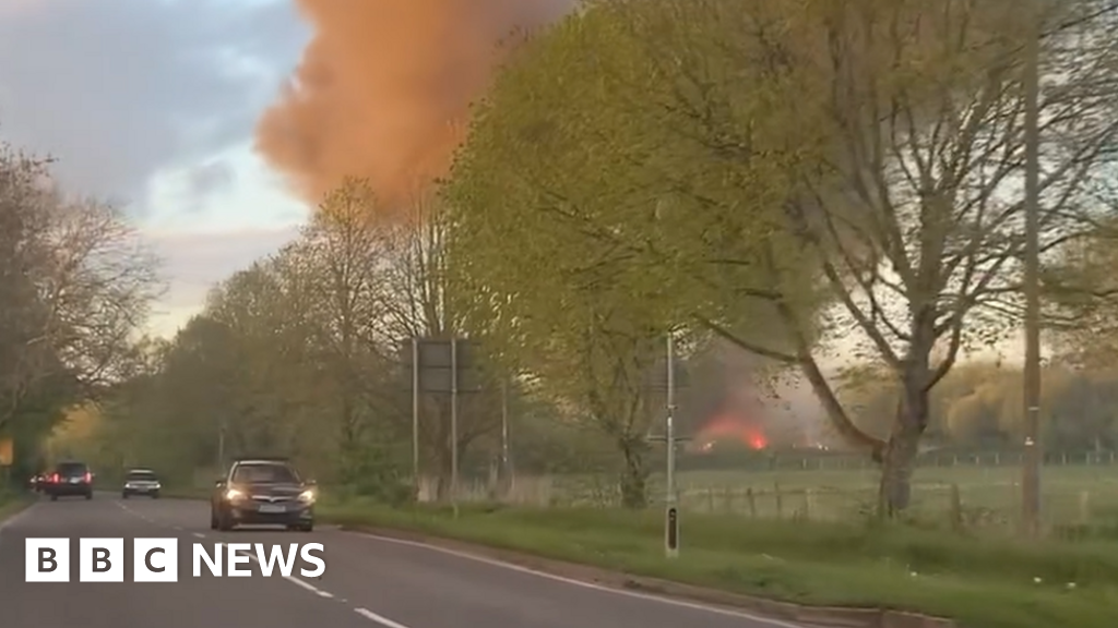 Romsey: Large fire breaks out at former aquatic centre - BBC News