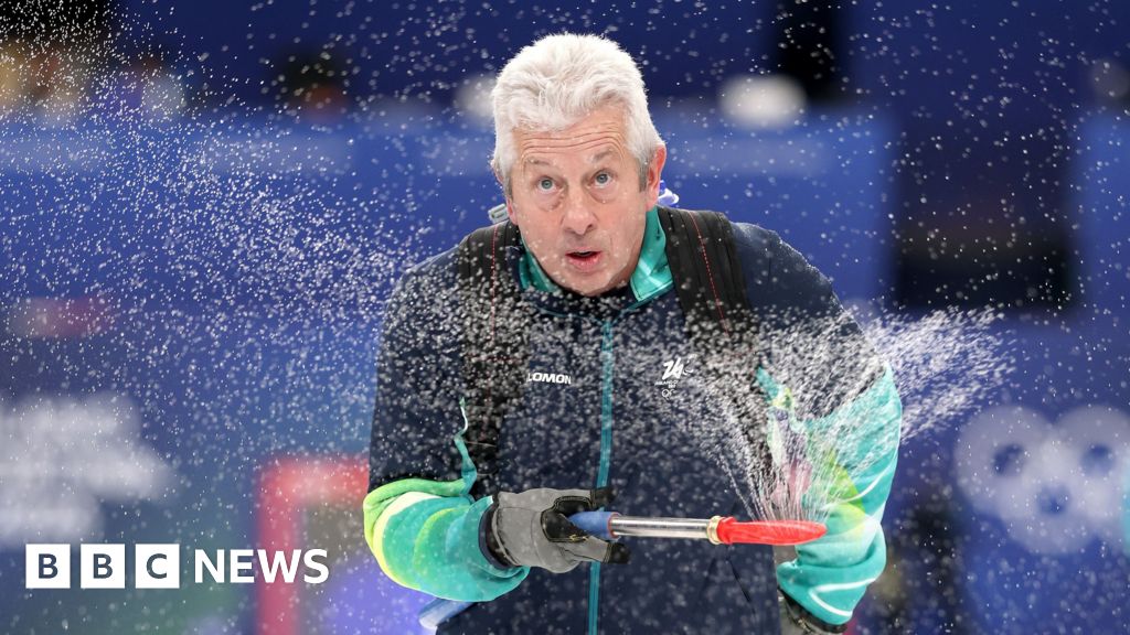 'My job is to sprinkle the ice with water droplets' - BBC News