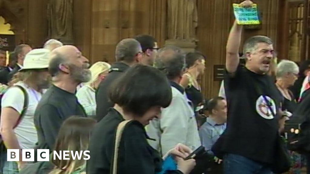 Disability protesters try to enter Commons during PMQs - BBC News