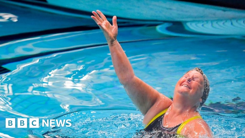 Leeds synchronised swimmer, 79, wins gold medal - BBC News