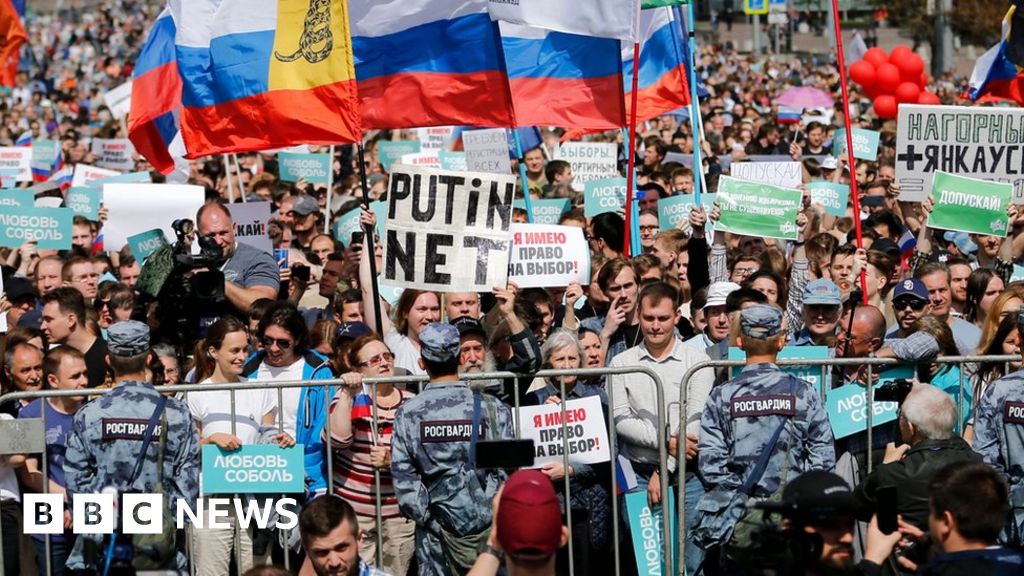 Russian police raid opposition ahead of big Moscow rally - BBC News