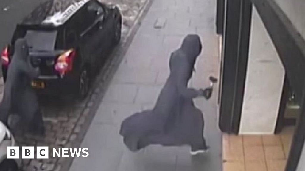 Burka-wearing raiders jailed for armed robbery at Dundee jewellers ...