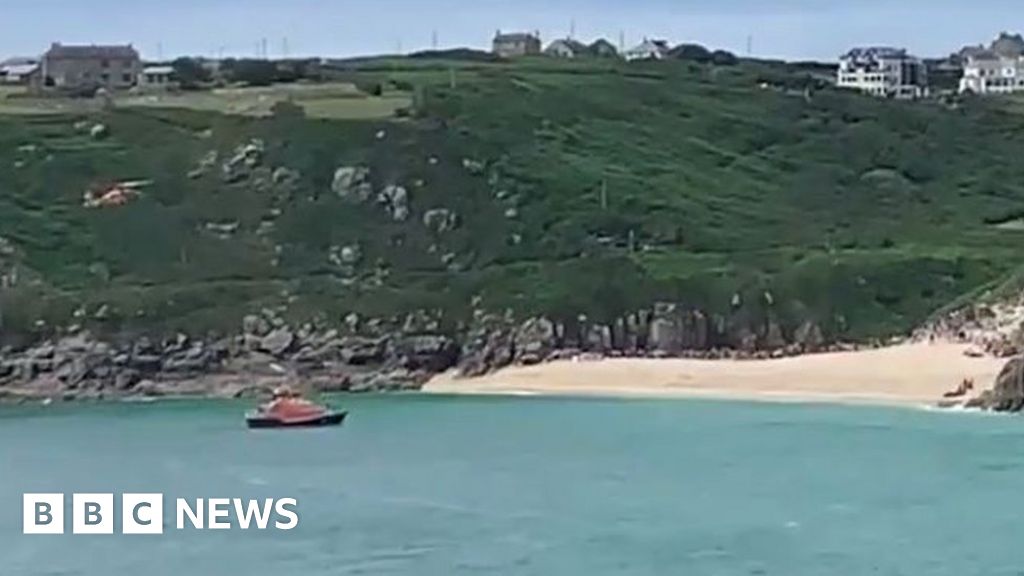 Man dies after being pulled from sea in Cornwall - BBC News
