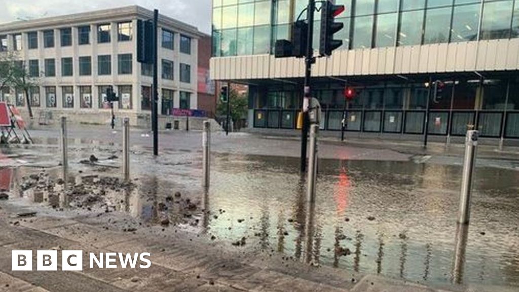Manchester flooding: Major incident after burst water main - BBC News