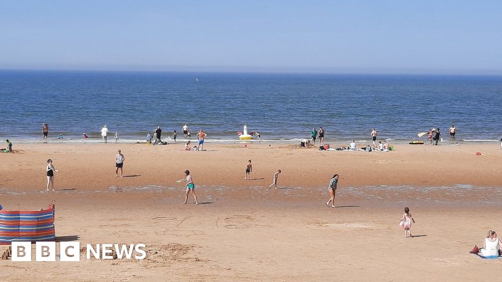 Coronavirus: Coastguard warning as beachgoers flock to seaside - BBC News