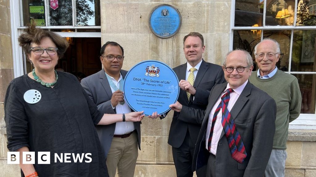 Cambridge pub's blue plaque replaced to recognise Rosalind Franklin ...