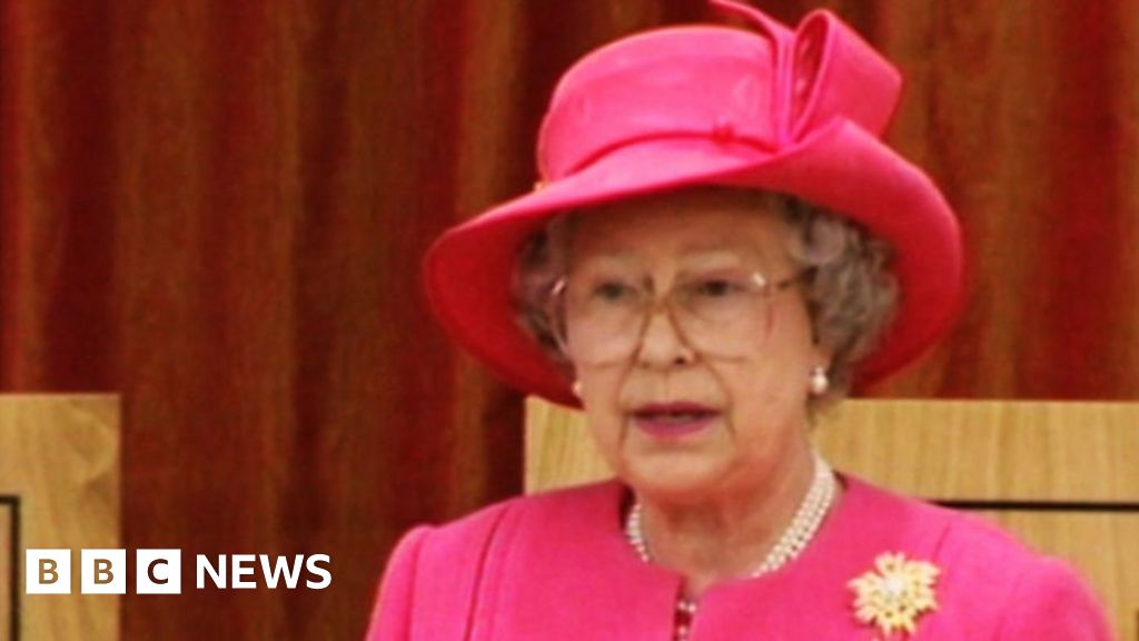 The Queen opens the newly-created Welsh Assembly in 1999 - BBC News