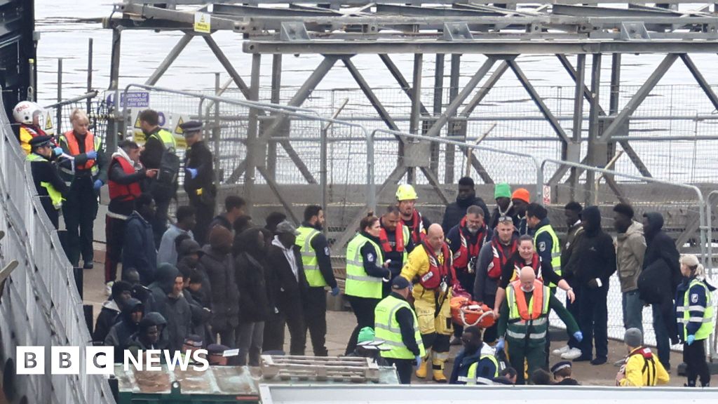 Channel migrants: Five hundred people cross Channel in two days - BBC News