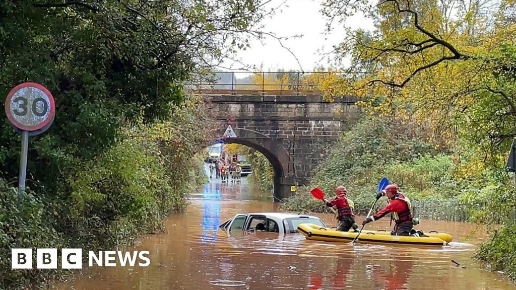 Car left stranded in high floodwater in Backwell - BBC News