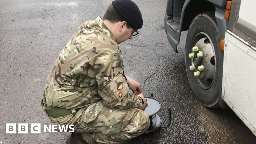 Man 'accidentally' buys live World War One grenade - BBC News
