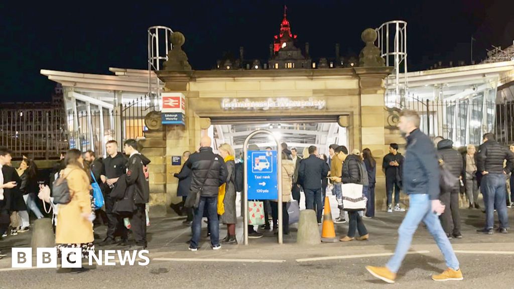 Edinburgh's Princes Street reopens after bomb alert - BBC News