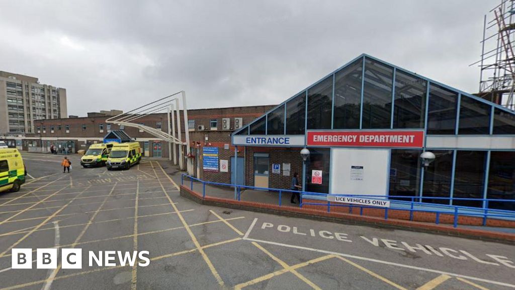 Doncaster: Woman 'smothered' mum, 88, in hospital bed - BBC News