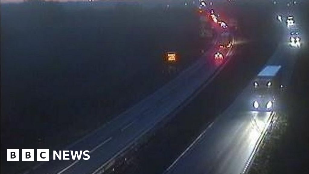 Overturned lorry closes the A14 out of Felixstowe - BBC News