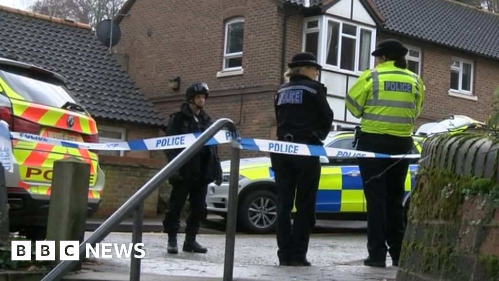 Norwich armed stand-off accused David Hunt found dead - BBC News