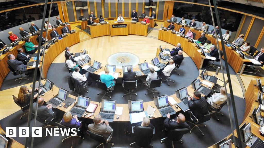 Welsh ministers' pay cut among Tory election pledges - BBC News