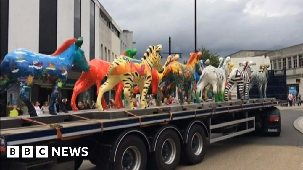 Stolen Southampton zebra sculpture leads art trail parade - BBC News