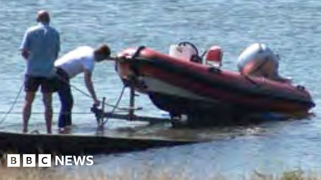 Gang 'smuggled immigrants in dinghy' into Kent - BBC News