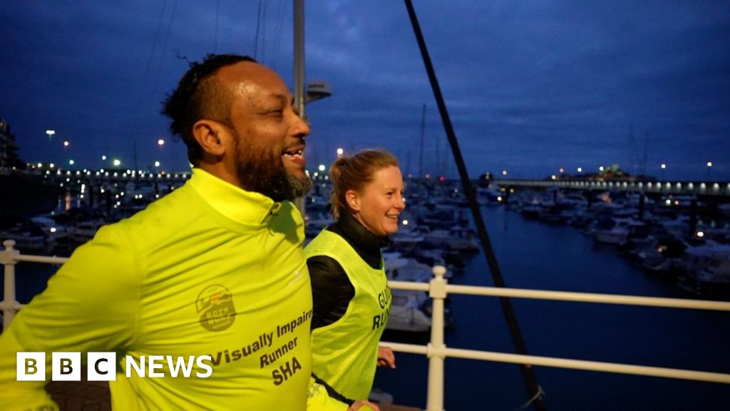 Visually impaired runner thanks 'superhero' guides - BBC News