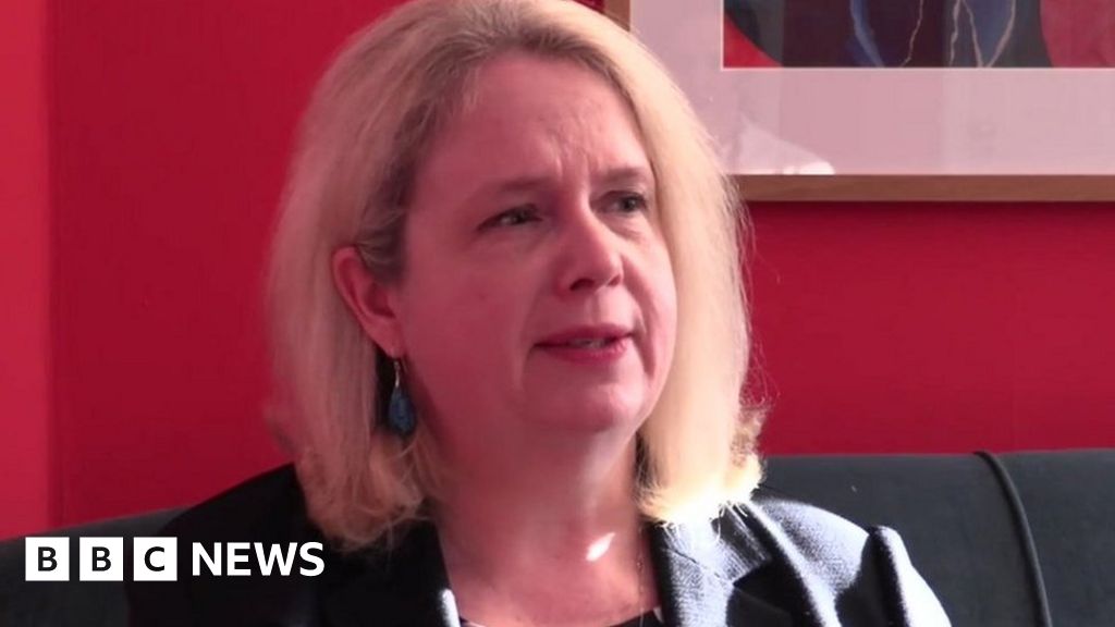 Head teacher tweets about daily mishaps to help pupils - BBC News