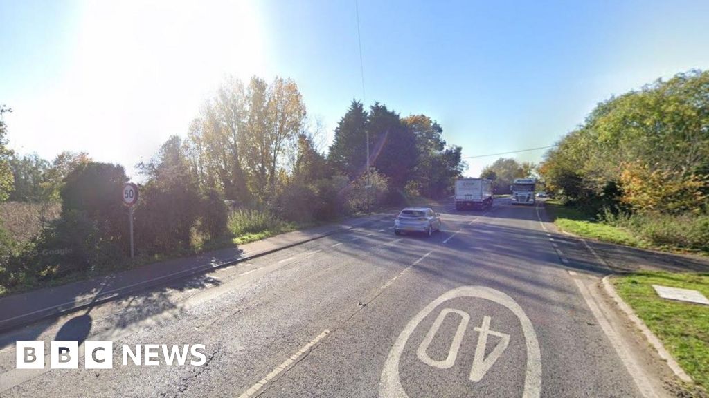 Two injured in A10 crash between lorry and taxi near Milton