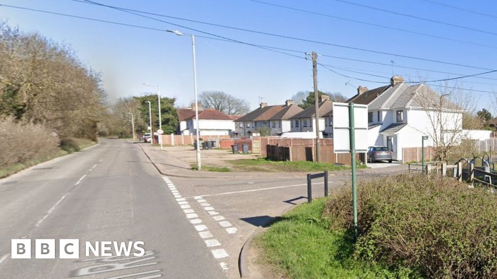 Slough: Two arrested after hit-and-run leaves teenager dead - BBC News