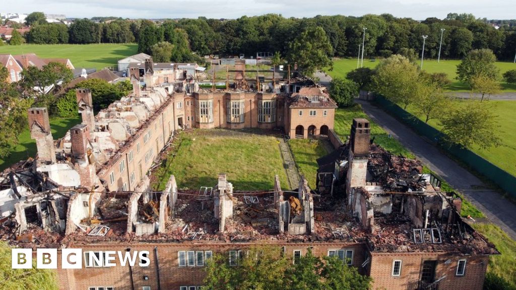 Henderson Old Hall: University bosses assessing future - BBC News