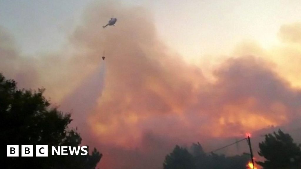 Greece wildfires: Blaze moves towards Samos beaches - BBC News