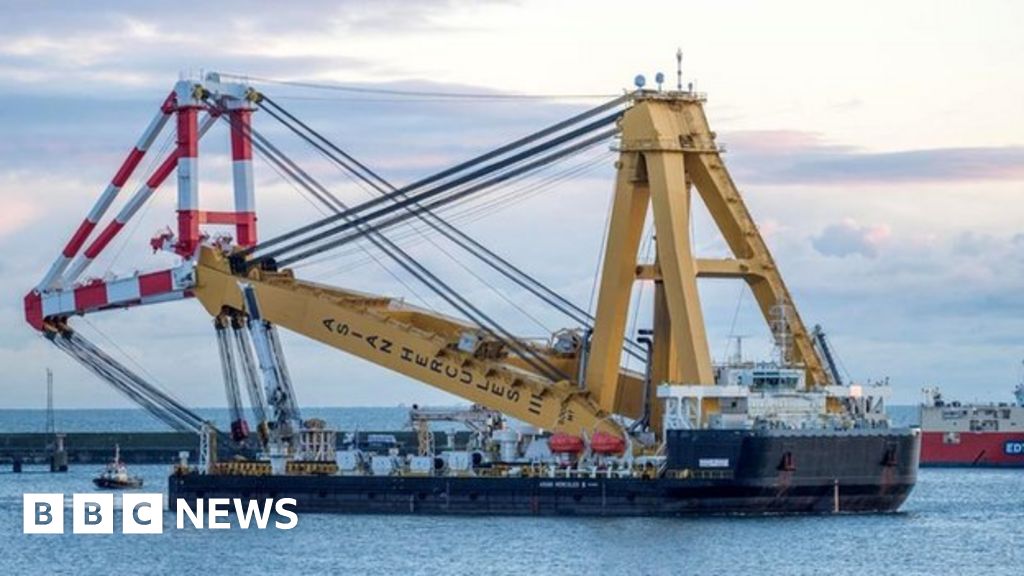 Massive crane arrives for Aberdeen offshore wind farm work - BBC News