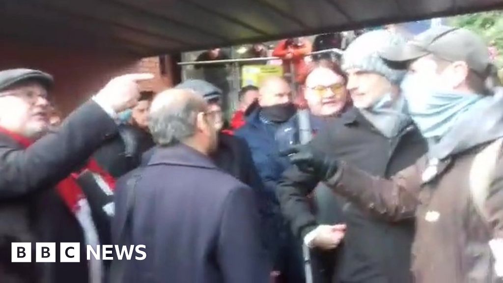 Sheffield Council leader called scab in picket line row - BBC News