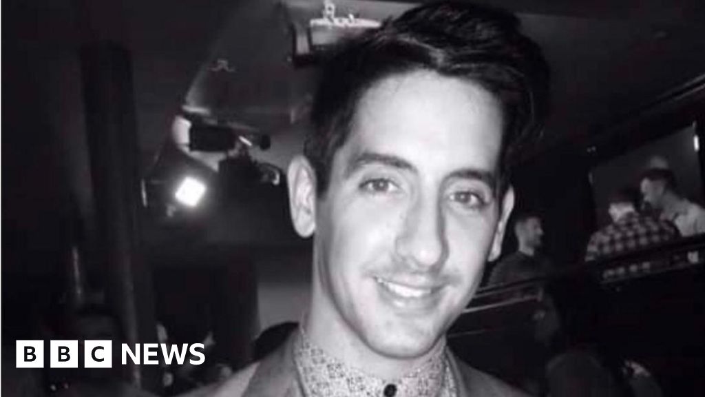 Mental health: 'Men think it's weak to speak when not well' - BBC News