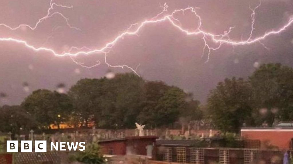 'Supercell' storm hits Yorkshire with heavy hail - BBC News