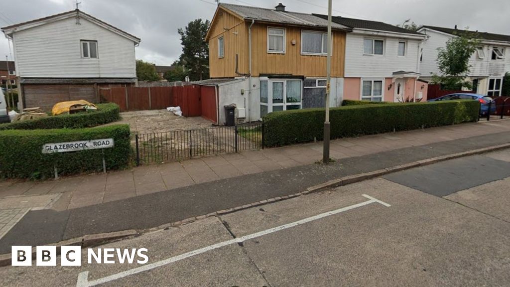 Cordon in Leicester as chemical substances examined - BBC News