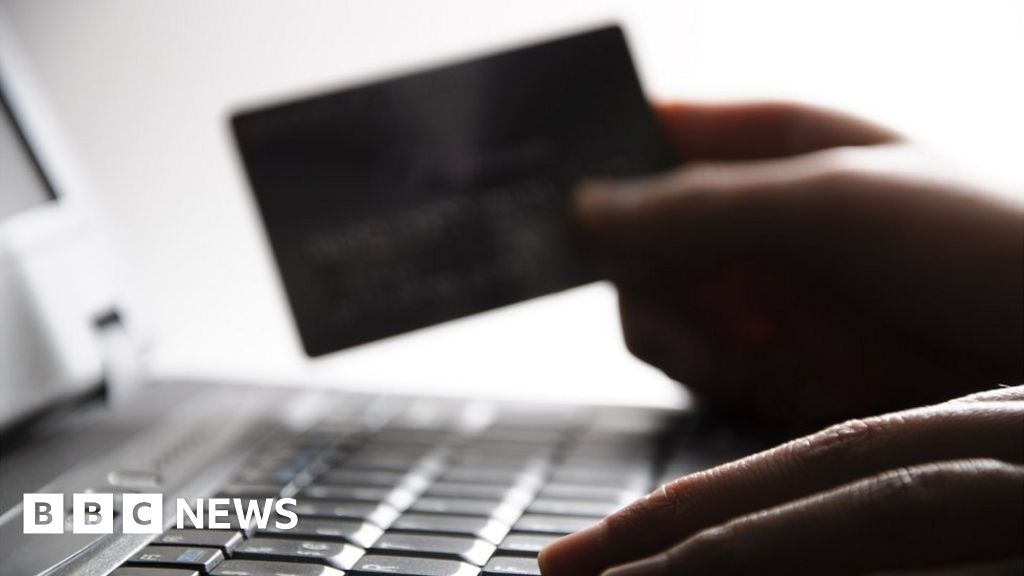 People lose thousands in celebrity romance scams, police warn - BBC News