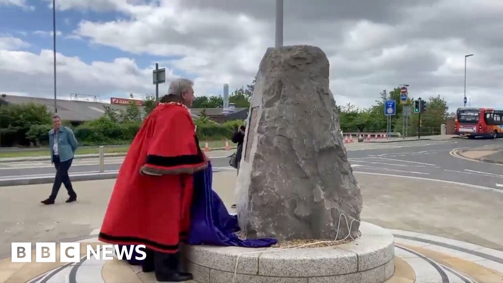 Dibbles Bridge coach crash: Memorial unveiled to 1975 accident - BBC News