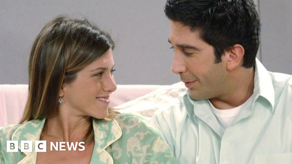 Friends: Teenage twins who played baby Emma get Hollywood roles - BBC News