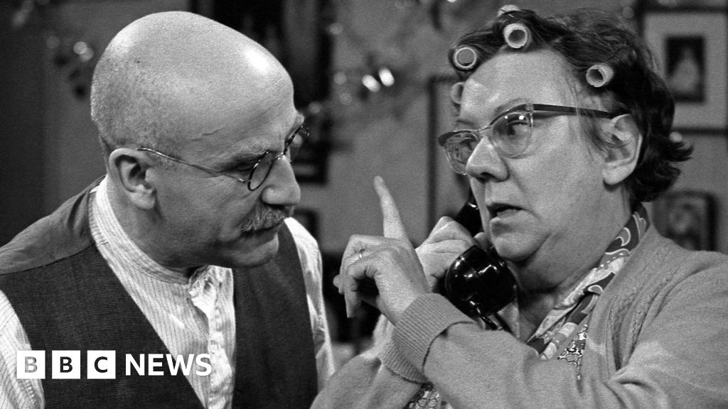 Warren Mitchell's career in pictures - BBC News