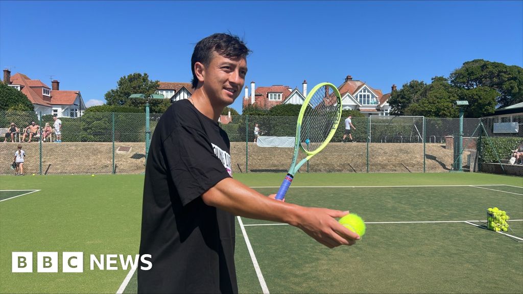Tennis pro Ryan Peniston returns to Southend for cancer charity - BBC News