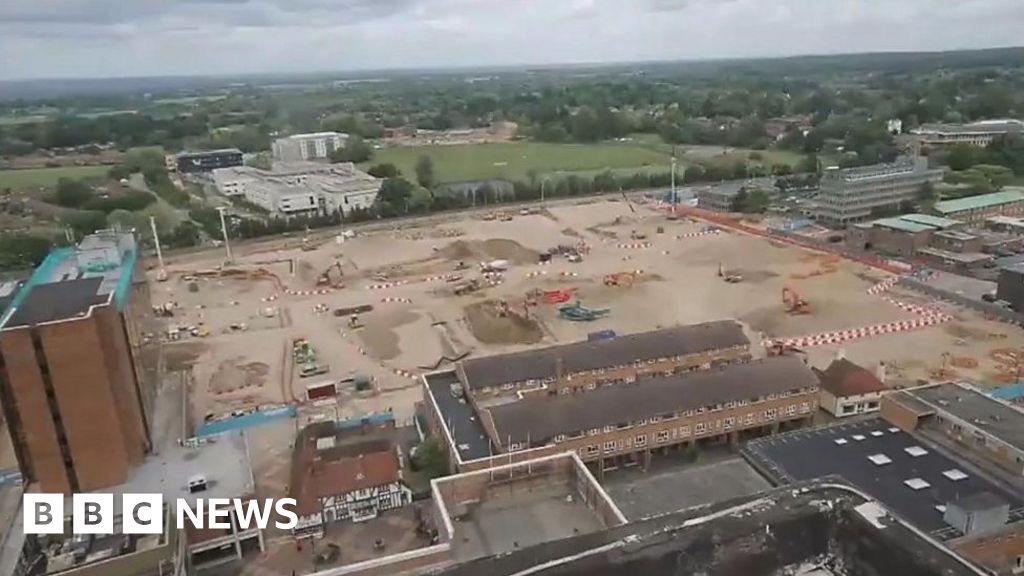 Time-lapse video shows revamp of Bracknell town centre - BBC News