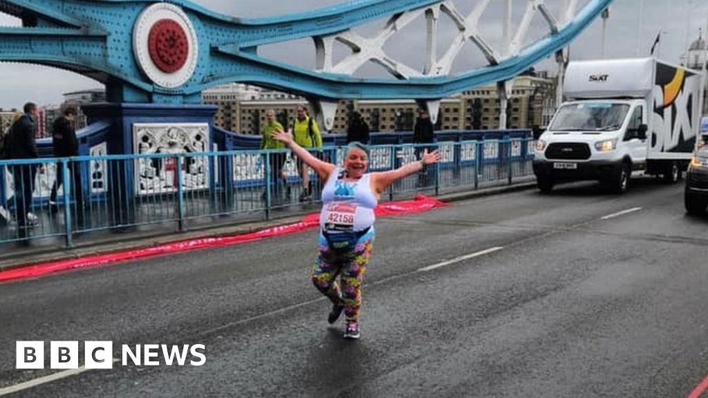 London Marathon: Last finisher backs slow runner changes - BBC News
