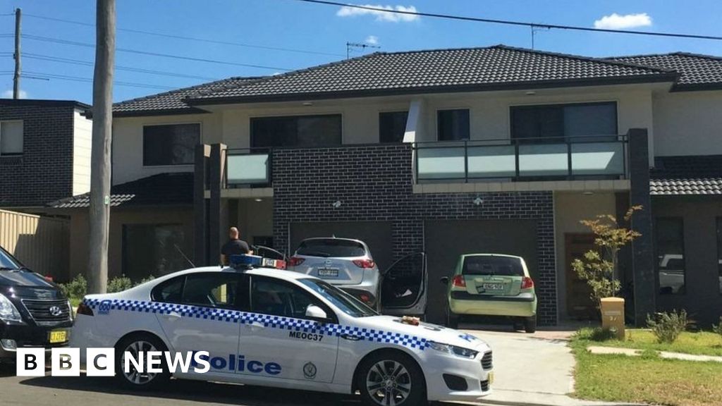 Sydney police arrest two in anti-terror raid - BBC News