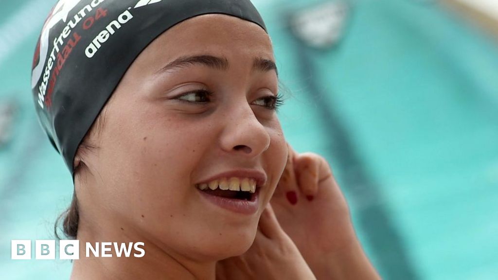 The Olympic swimmer who survived a sinking dinghy - BBC News