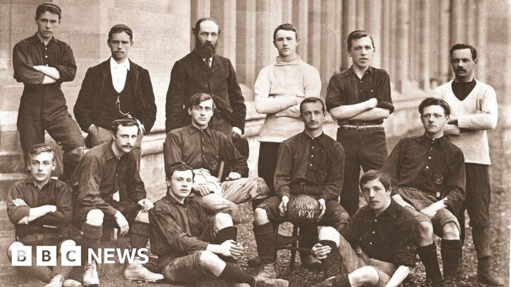 Aberystwyth goalkeeper Leigh Roose WW1 plaque honour - BBC News