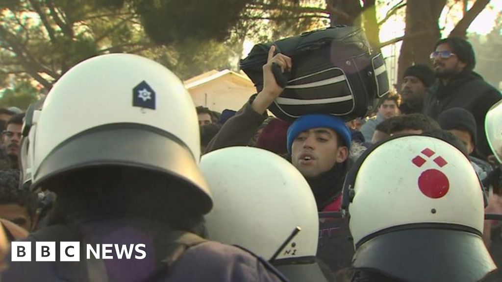 Police worried about stampede at Macedonia border - BBC News