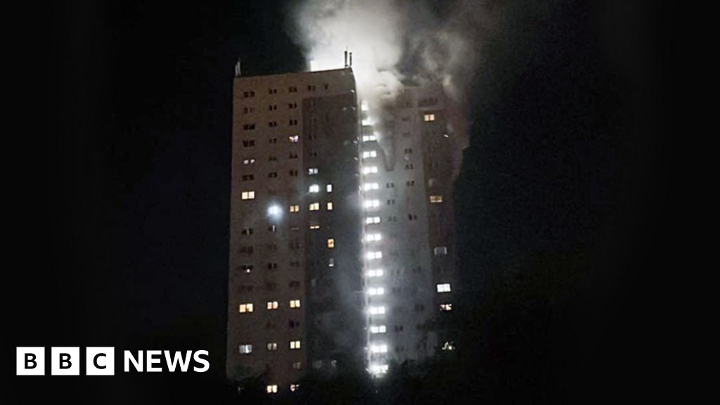Firefighters extinguish blaze at Glasgow tower block - BBC News