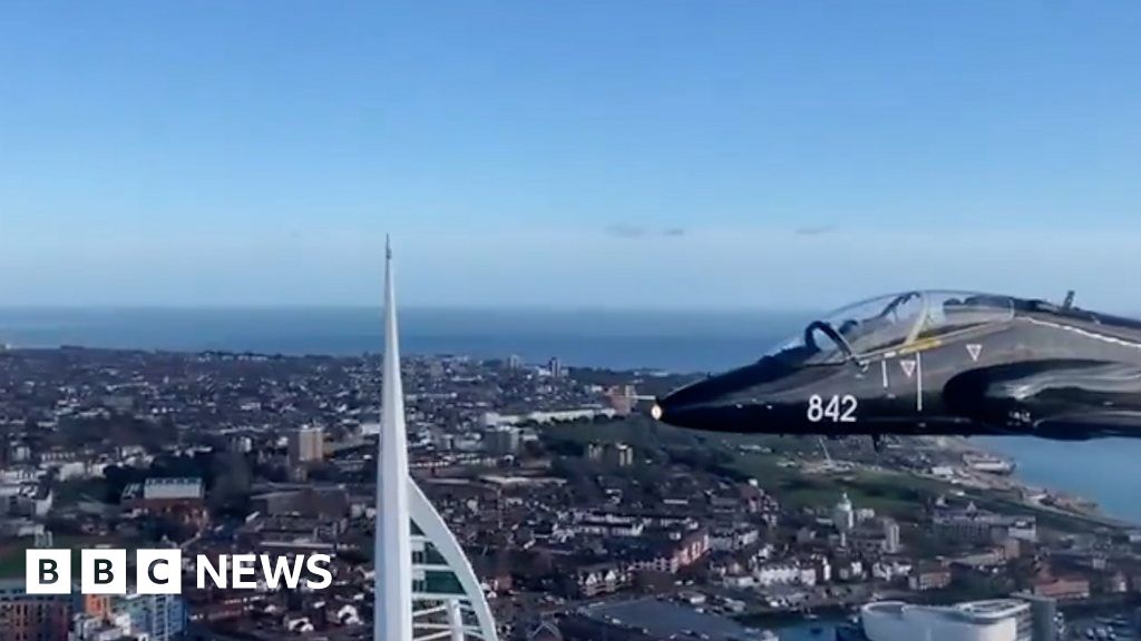 Royal Navy Hawk jets fly over Portsmouth on farewell tour - BBC News