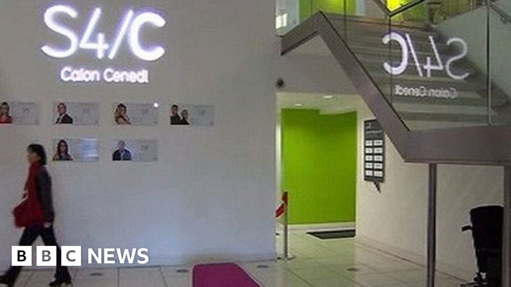S4C '£1.5m cuts per year' warning by ex-channel boss - BBC News