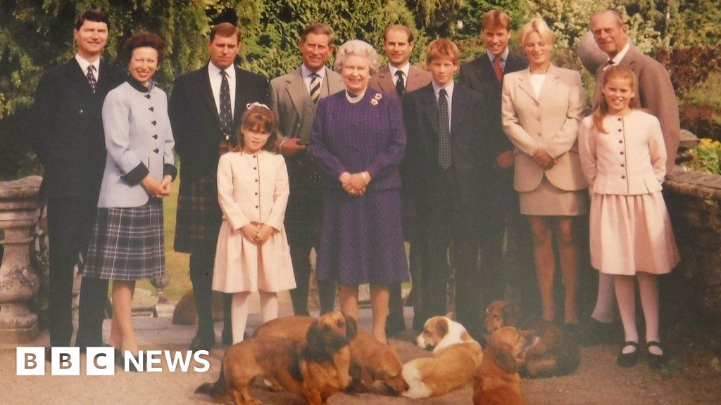 Christmas cards sent by the Queen sell at auction - BBC News