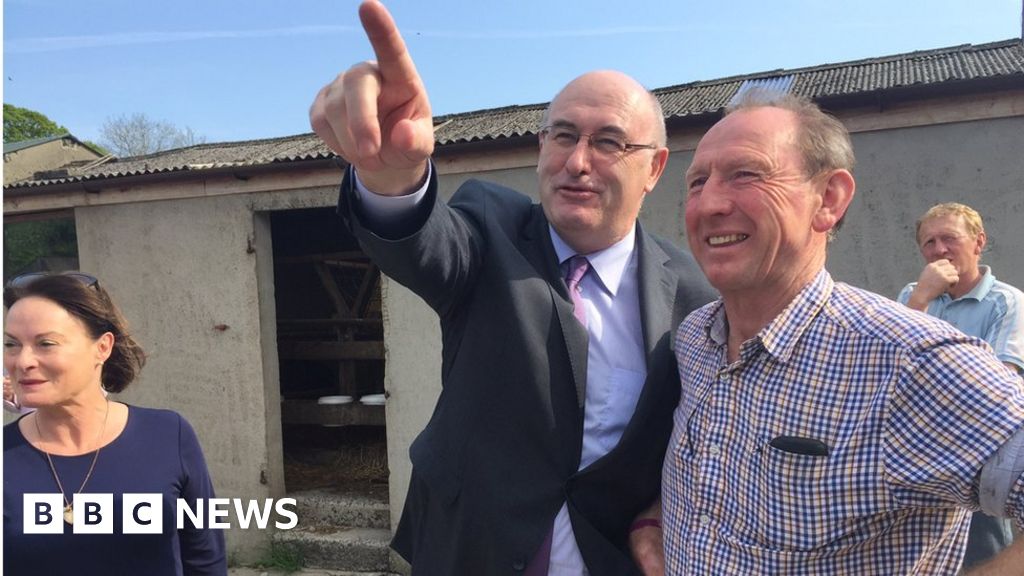EU commissioner Phil Hogan appeals to NI farmers not to quit EU - BBC News