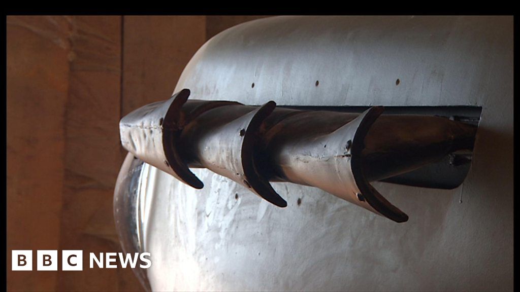 Replica spitfire built in Cornwall as thank you for WW2 help - BBC News